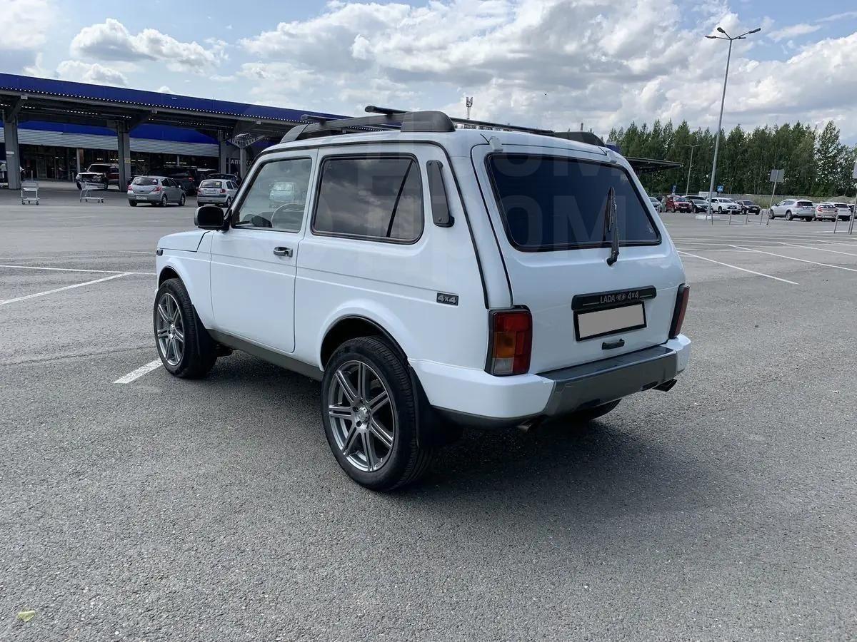 Купить Лада Нива 2121 1999 в Шира, Нива с начинкой Toyota, полный привод, белый, бензин