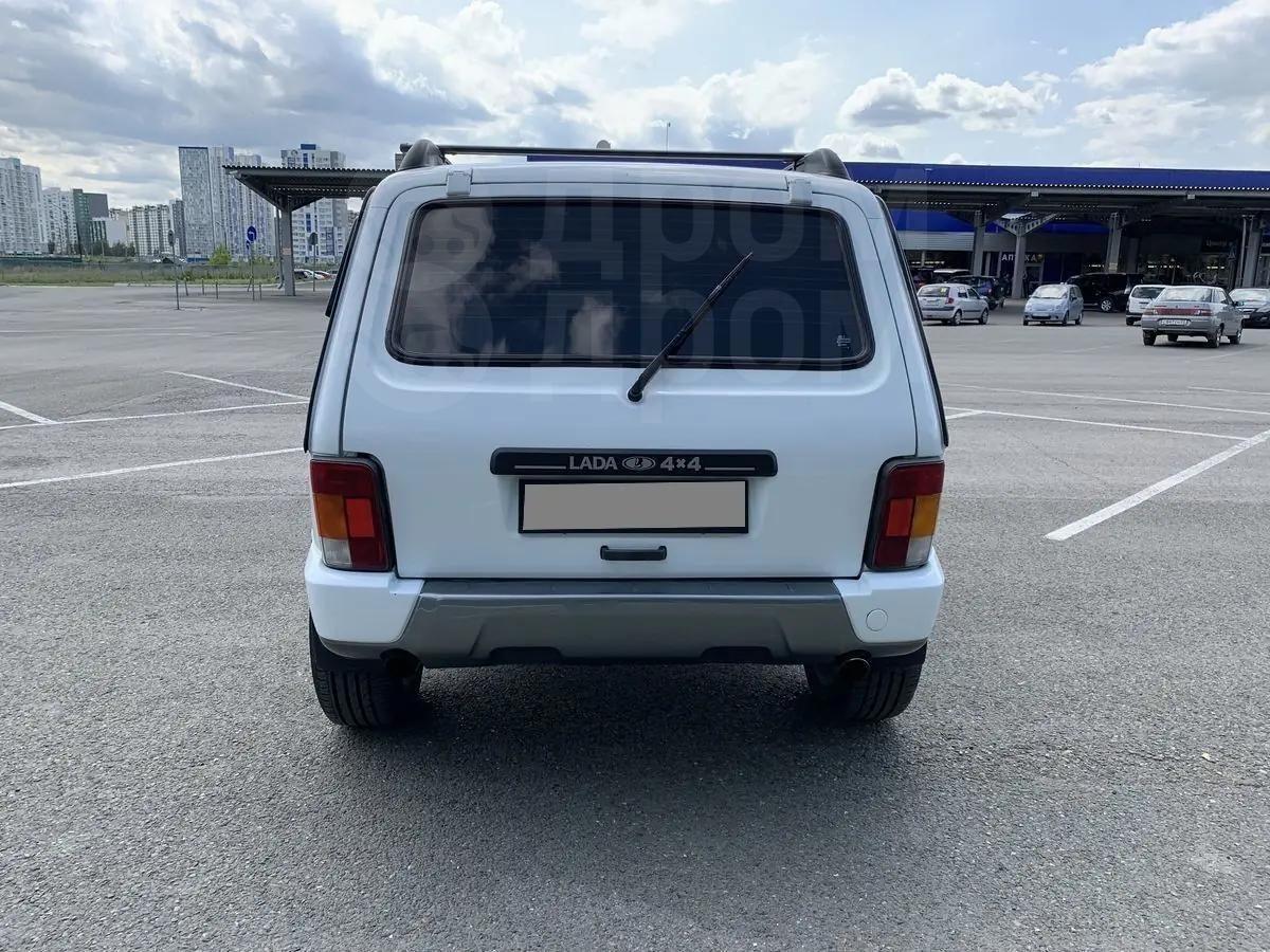 Купить Лада Нива 2121 1999 в Шира, Нива с начинкой Toyota, полный привод, белый, бензин